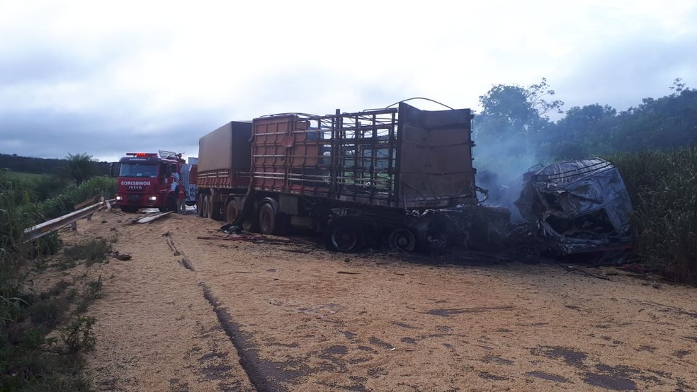 Motorista morre carbonizado após reboque desengatar e causar acidente entre carretas na BR-364 ...