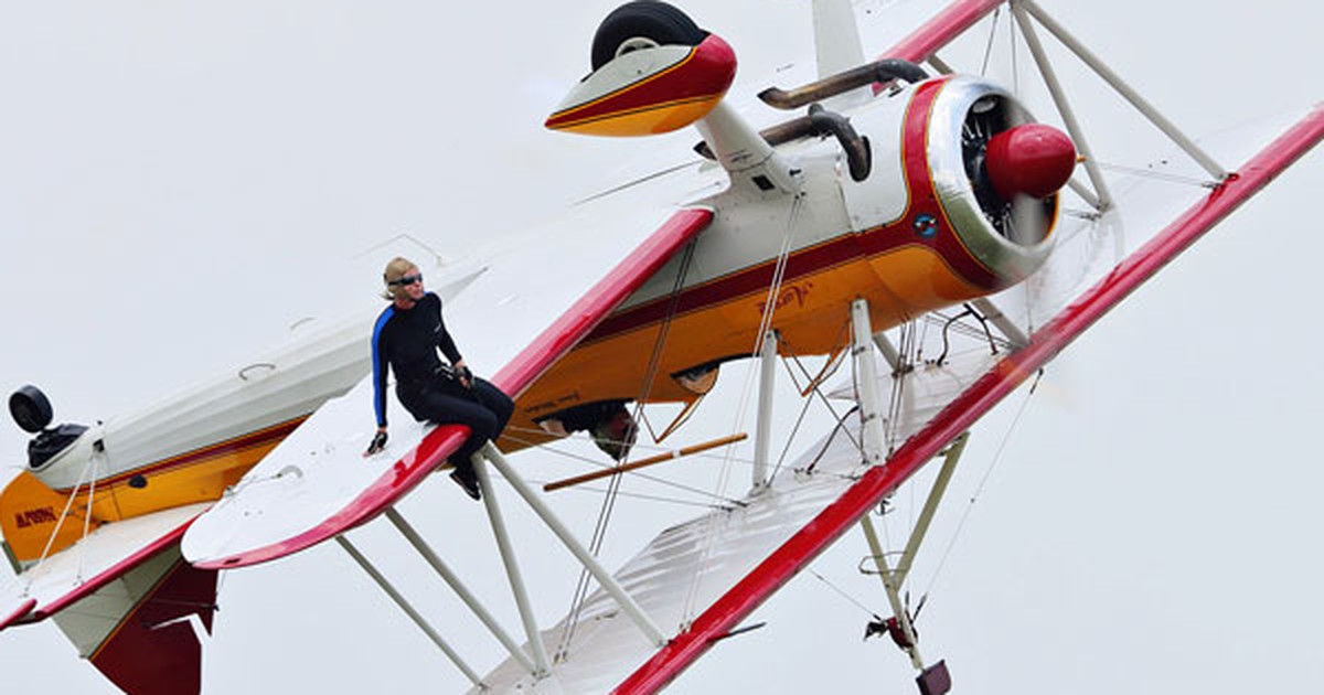 G1 - Wing walker morre nos EUA em queda de avião durante apresentação ...