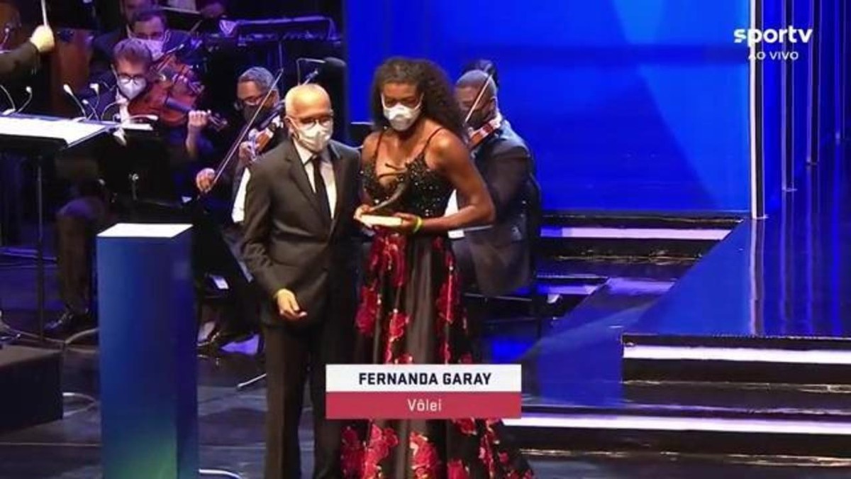 Duda Lisboa recebe troféu de melhor atleta de vôlei de praia no Prêmio ...