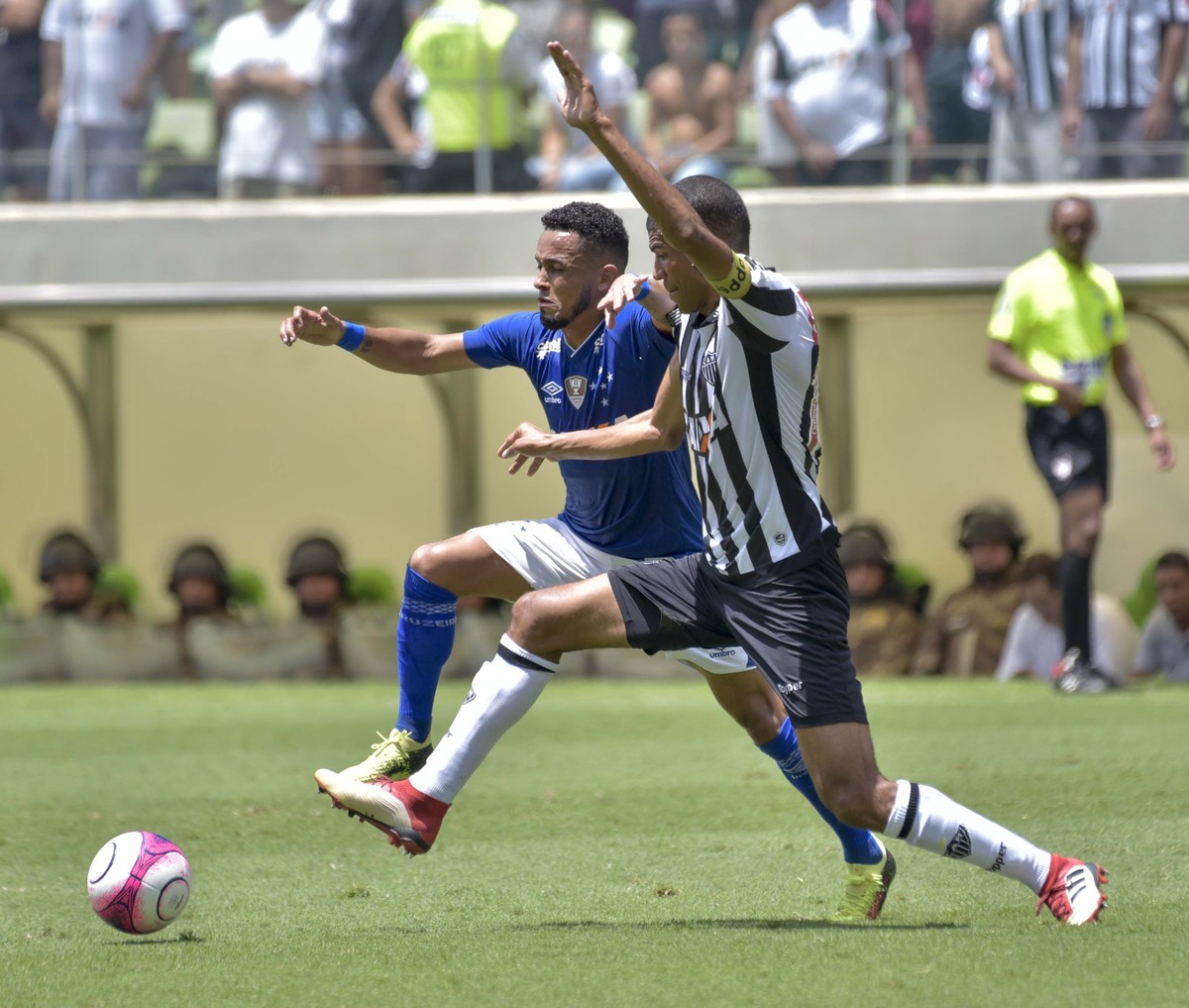 Leonardo Silva vai para 32º clássico pelo Atlético-MG, o que equivale a ...