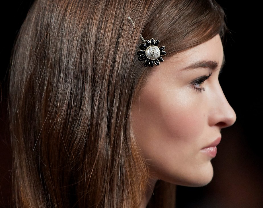 Quer usar franja sem cortar o cabelo? A Chanel tem o hack perfeito para ...