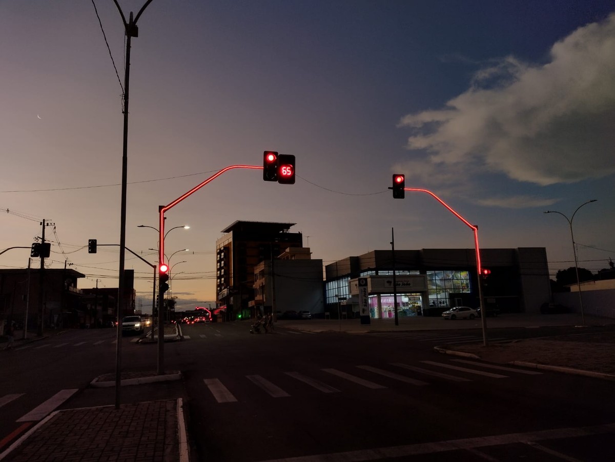 Faixa de LED em poste de semáforo amplia atenção para a sinalização de ...