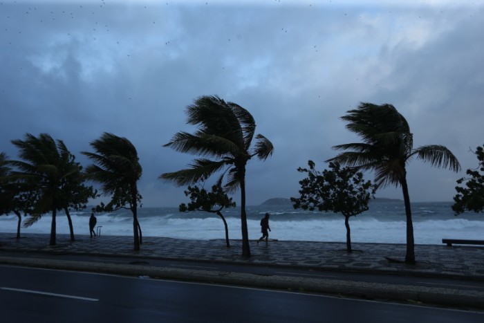 Rio tem vento de mais de 90 km/h durante a madrugada no Forte de ...