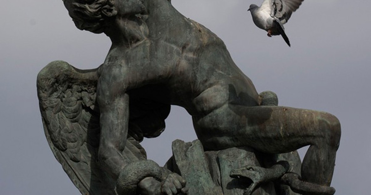 G1 - Estátua de Lúcifer parece ser 'atacada' por pombas na Espanha ...