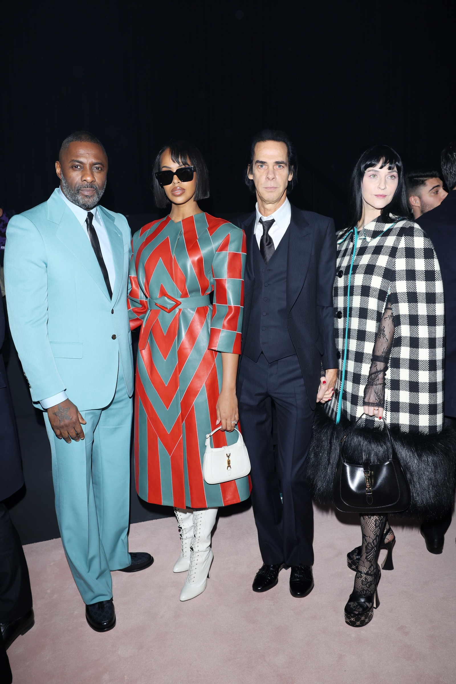 Idris Elba aposta em terno turquesa para desfile da Gucci; veja ...