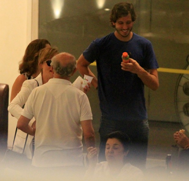 Mariana Ximenes curte cinema no Rio acompanhada de músico - Quem | QUEM ...