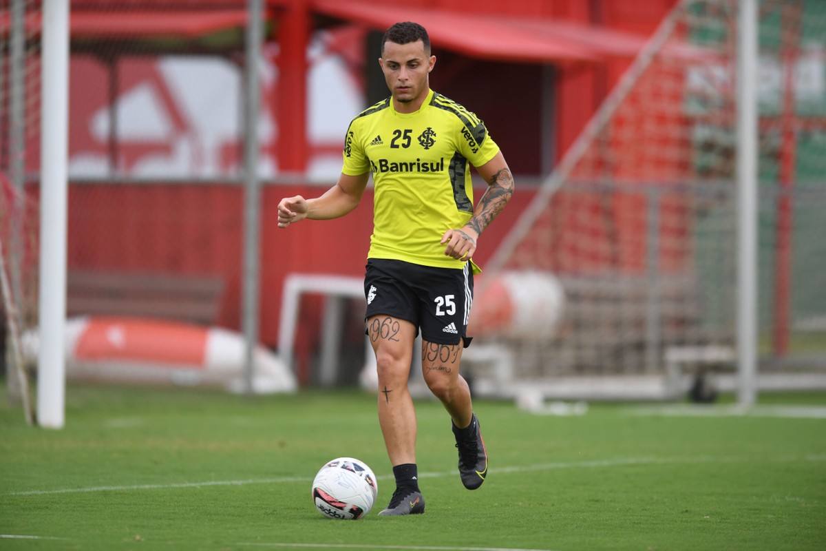 Bruno Gomes fratura cotovelo e vira desfalque para o Inter por dois ...