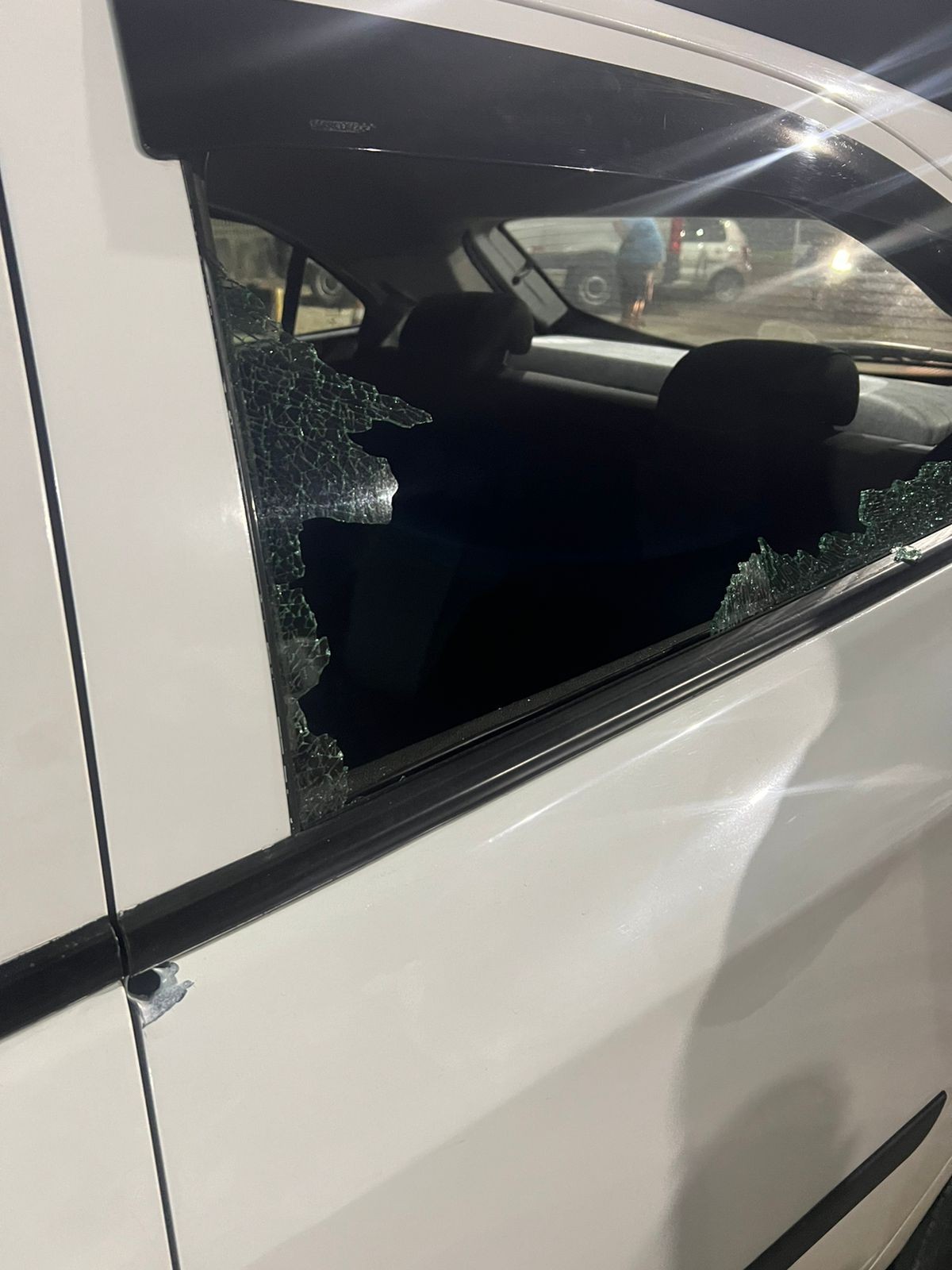 Homem Sai De Academia é Cercado Por Suspeitos De Moto E Tem Carro