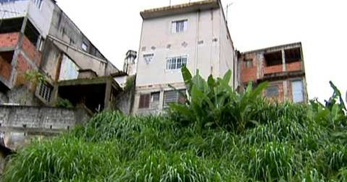 G1 - Moradores do Parque Grajaú, em SP, vivem sob o risco de ...