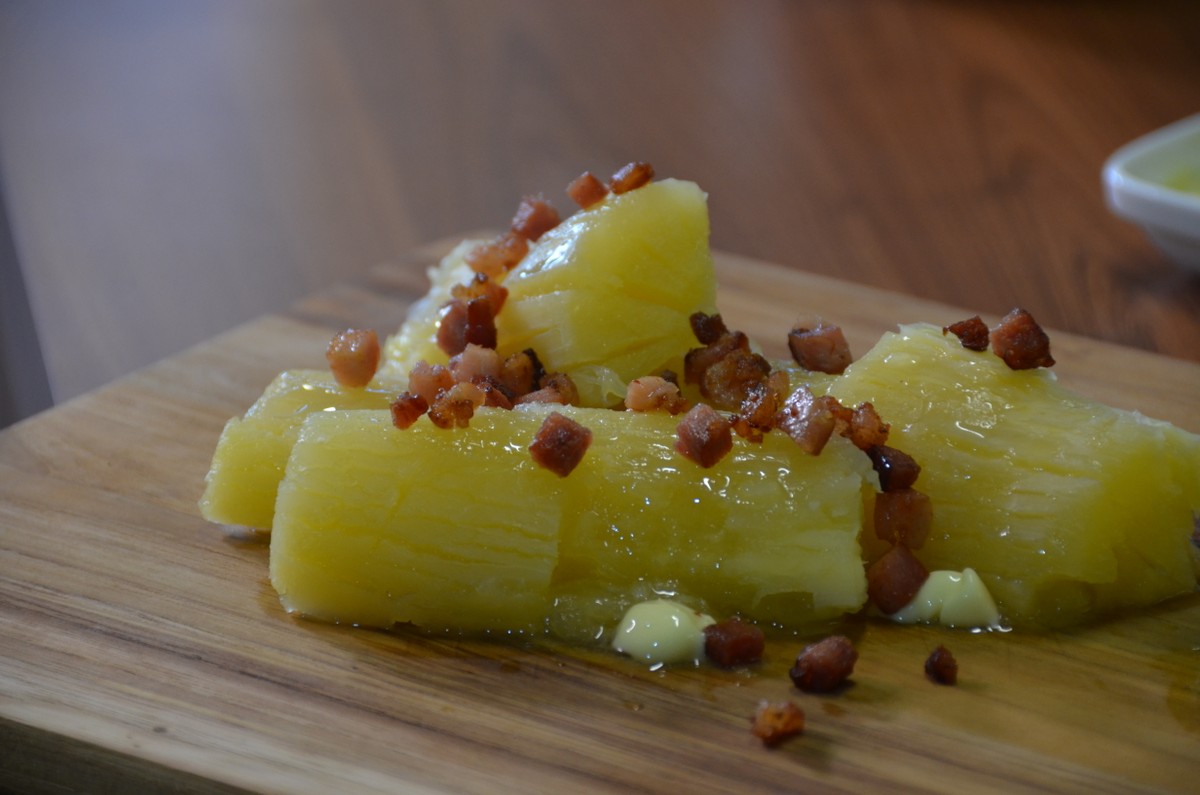 Mandioca cozida com manteiga e bacon | Papo de Churrasco | Gshow