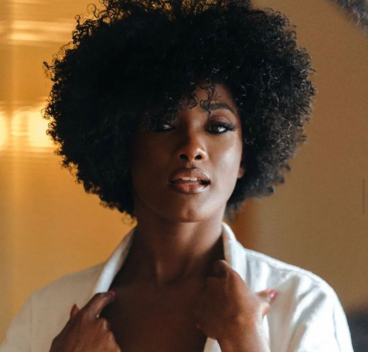 Erika Januza fala dos dez anos de carreira: 'Não foi fácil'