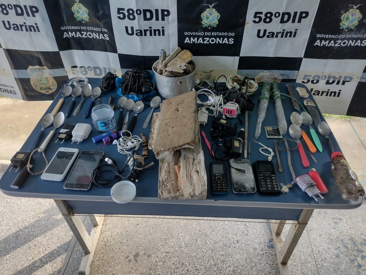 Polícia vistoria em cela de delegacia no AM e apreende armas, drogas e ...