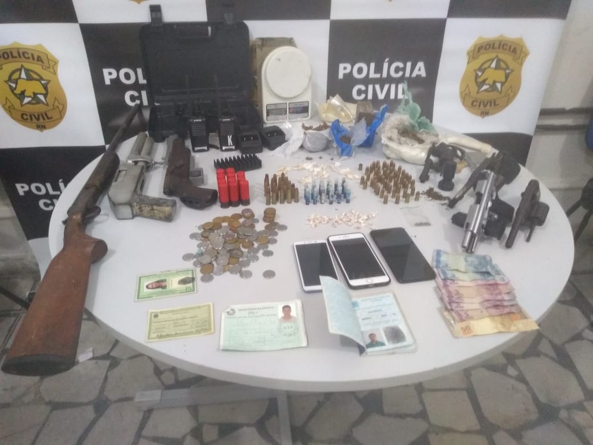 Homem é Preso Com Sete Armas Munição E Drogas Dentro De Casa Em