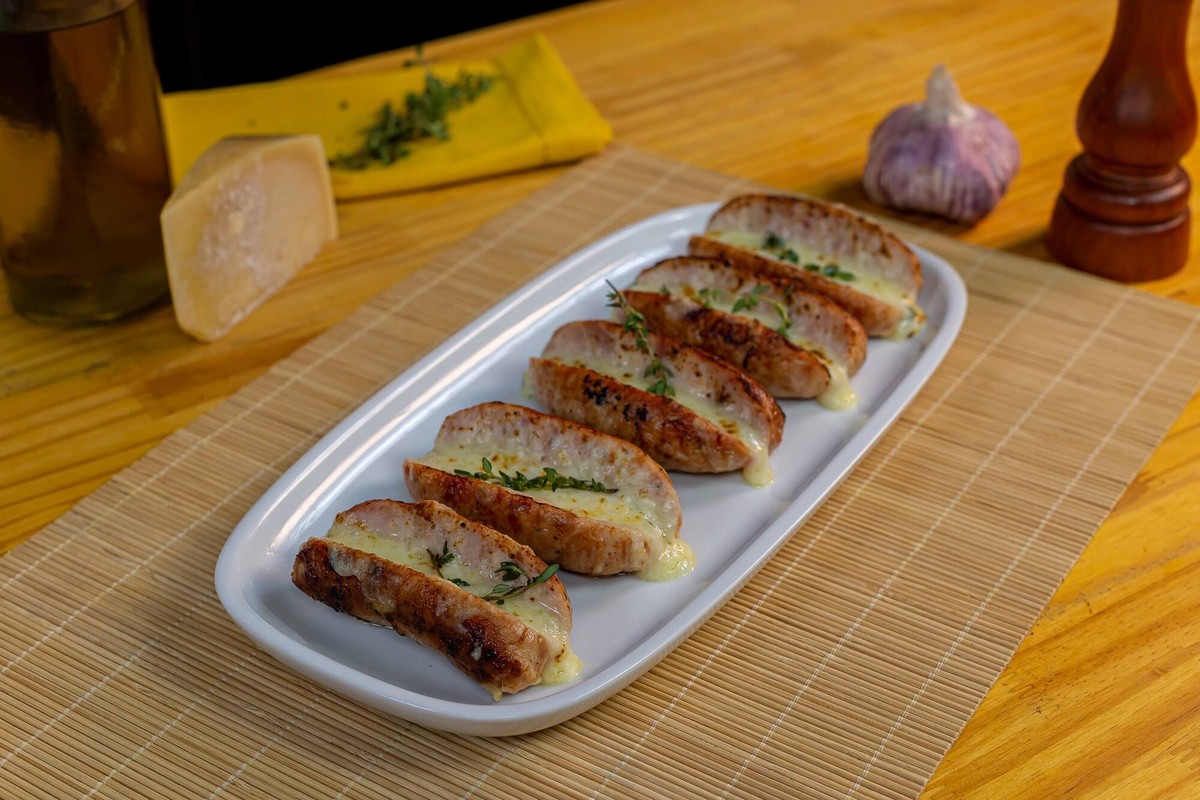 Linguiça de frango recheada com pasta de alho | Receitas Sadia | Receitas