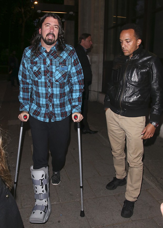 Após queda em show, Dave Grohl, do Foo Fighters, janta em Londres com a ...