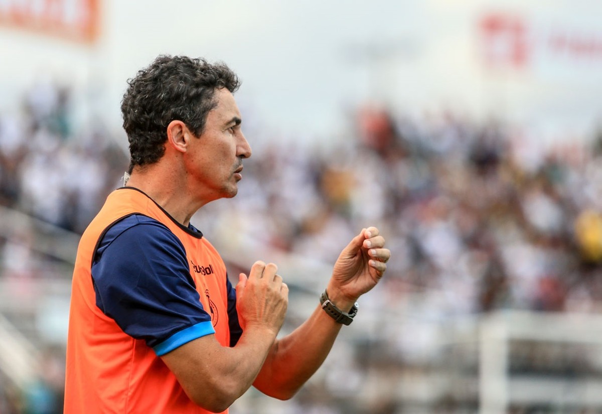 Betinho fala sobre tempo curto de preparação e obrigação de vitória em ...