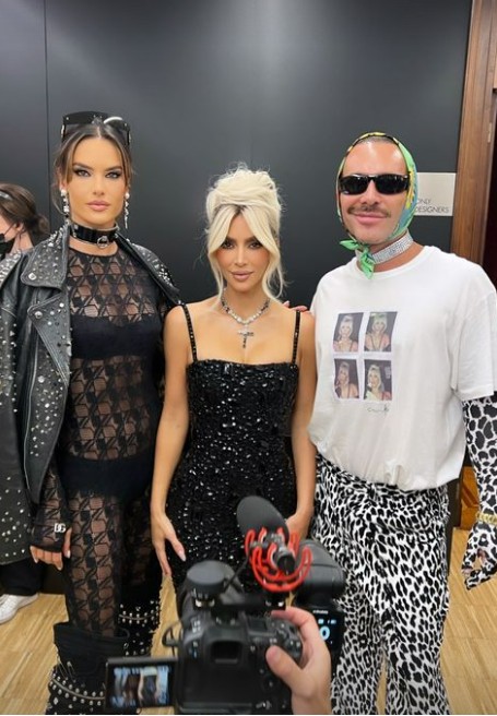 Alessandra Ambrósio posa com Kim Kardashian em Milão após desfile ...