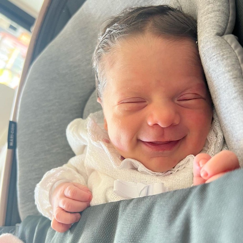 Virginia Fonseca flagra Maria Flor sorrindo e encanta a web ...