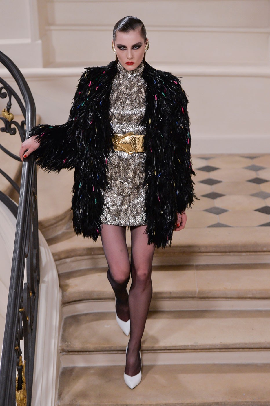 Hedi Slimane traz à tona as referências clássicas da YSL | Desfiles | Vogue