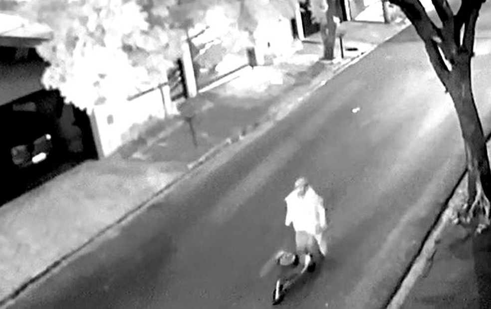 Câmeras de segurança flagram homem furtando tampa de bueiro em rua de ...