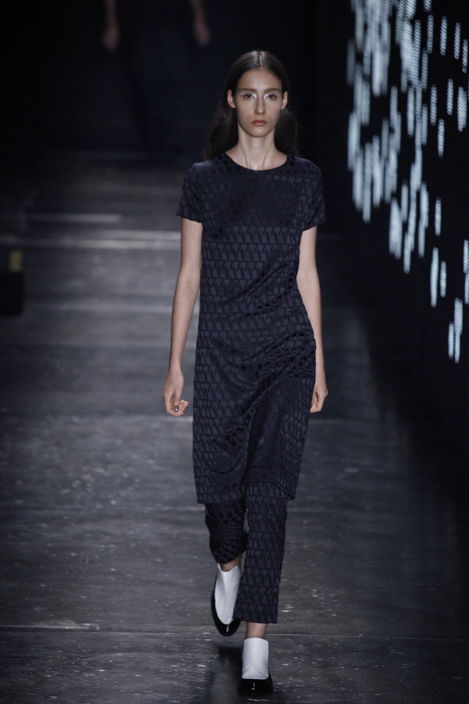 Ratier segue em sua trilha minimalista cool | Desfiles | Vogue