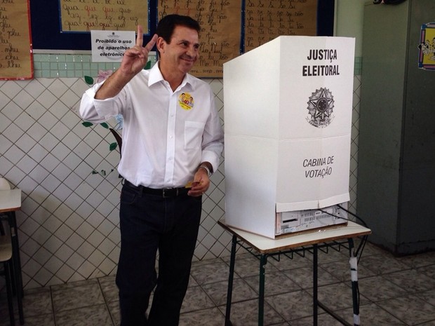 G1 - Candidato do PSB ao governo, Vanderlan Cardoso vota em Goiás ...