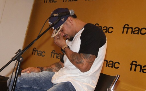 Naldo recebe fãs em lançamento de CD e vai às lágrimas - Quem | QUEM News