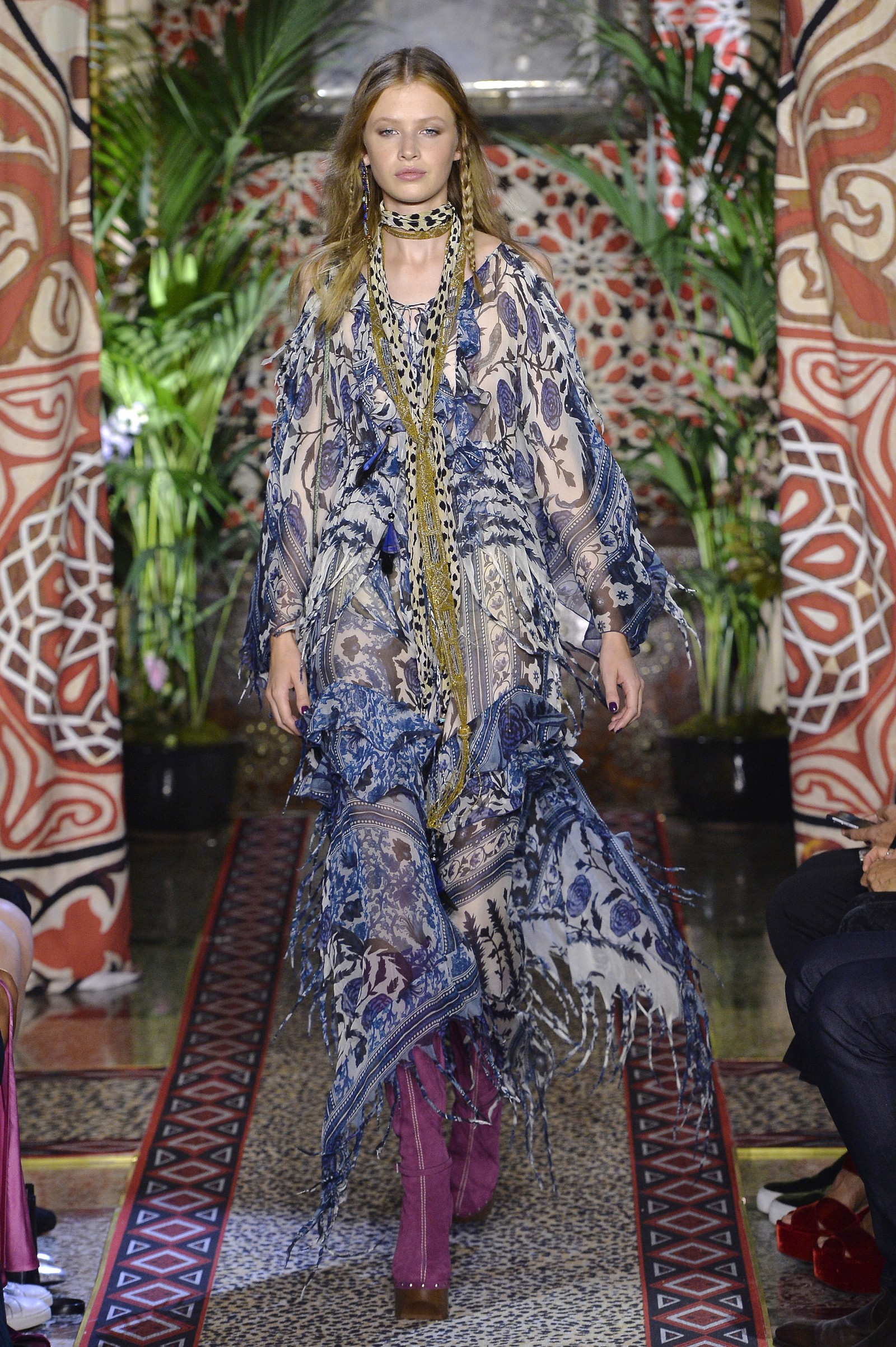 Verão da Cavalli ganha referências 70's, étnicas e aura boho | Desfiles ...