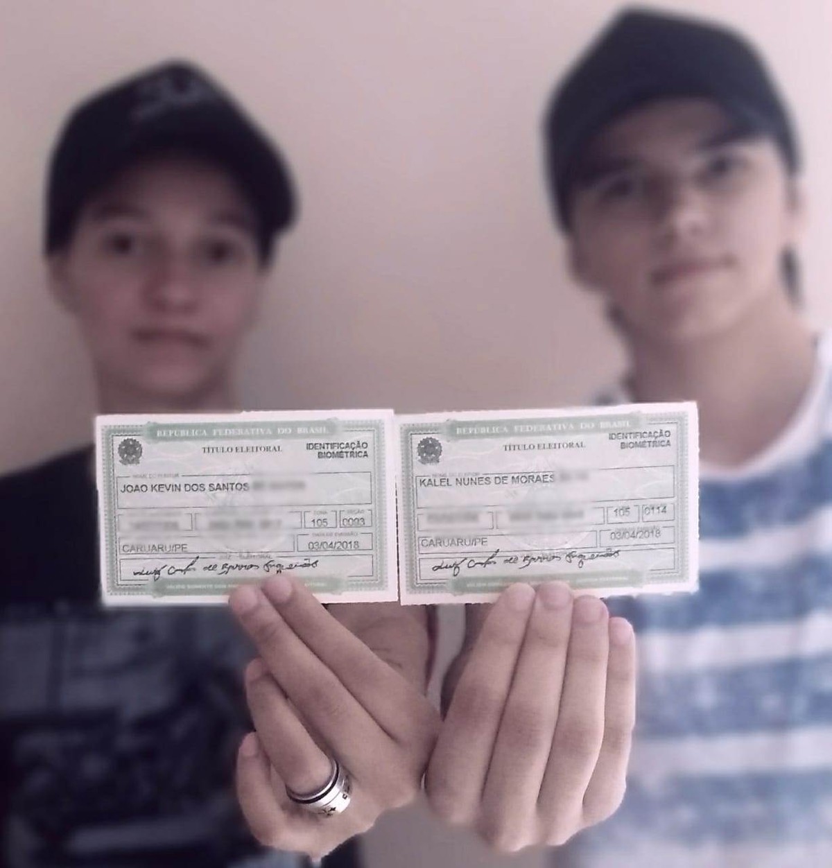 Jovens transgêneros tiram título de eleitor com o nome social em ...