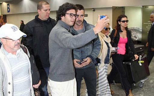 Colin Farrell tira foto com fã em aeroporto do Rio de Janeiro - Quem ...
