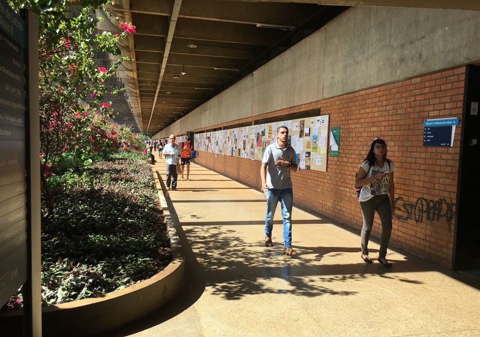 Estudantes liberam prédio principal da UnB, mas reitoria continua ...