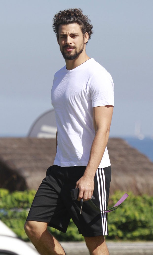 Cauã Reymond é fotografado chegando em academia no Rio - Quem | QUEM News