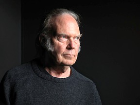 G1 - Aos 66, Neil Young lança álbum, prepara turnê, faz livro e ganha ...