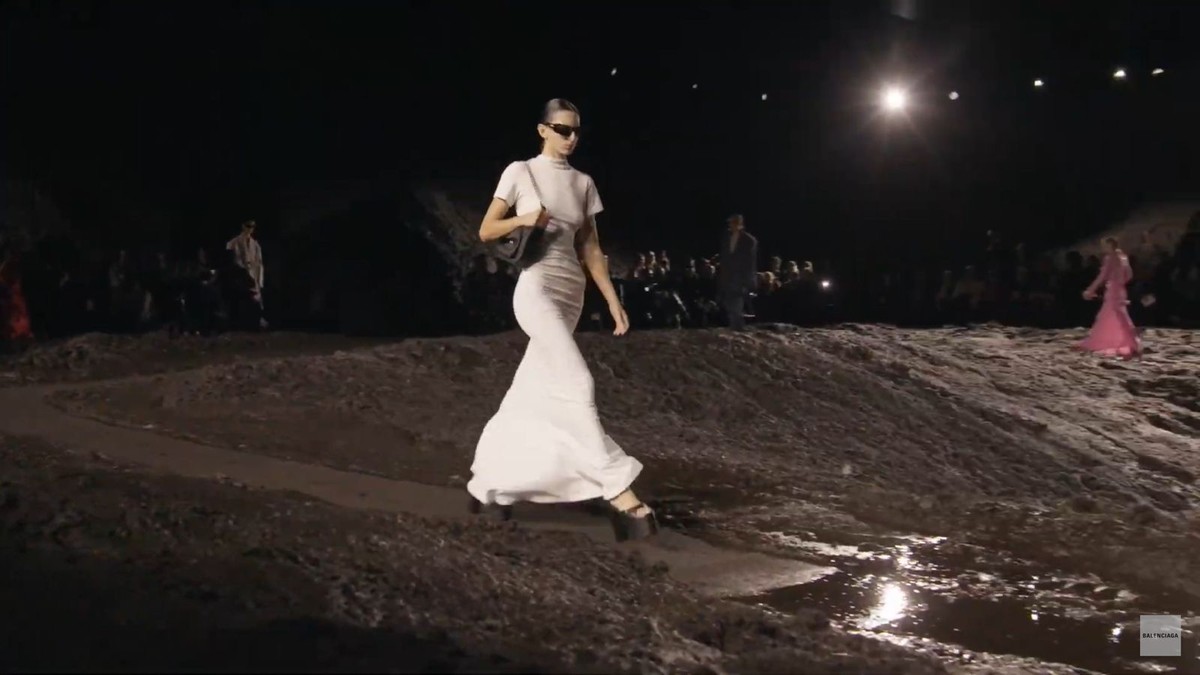 Passarela enlameada rouba a cena em desfile da Balenciaga na PFW ...