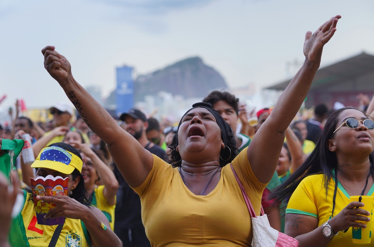 Torcedores se reúnem na Fifa Fan Fest de Copacabana para ver Brasil e ...