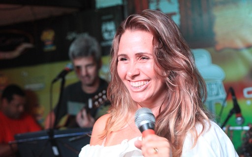 Andréia Sorvetão solta a voz em festa de Eri Johnson - Quem | QUEM News