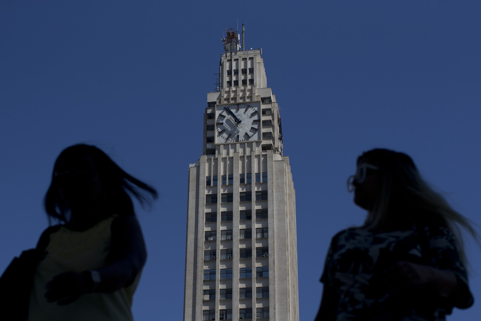 Relógios analógicos no alto de prédios e torres contam a história da ...