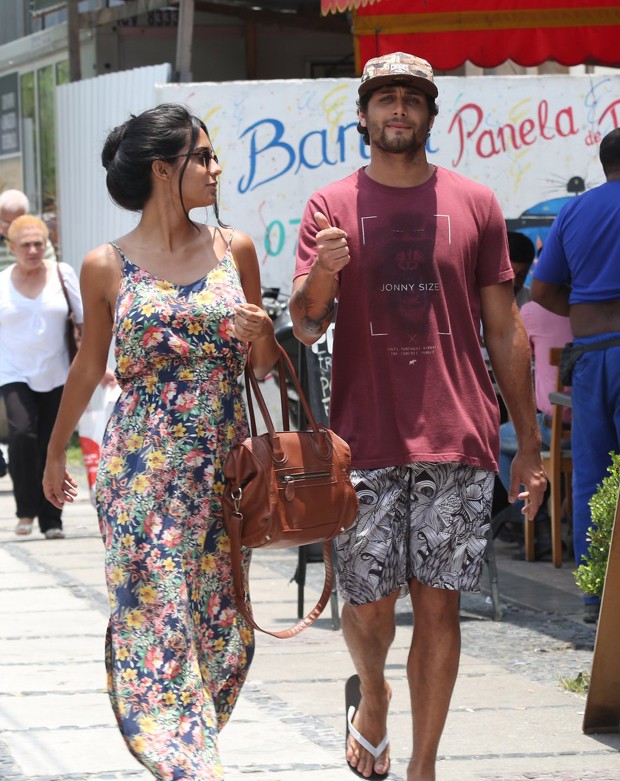 Jesus Luz curte tarde de passeio com a namorada, grávida de dois meses ...