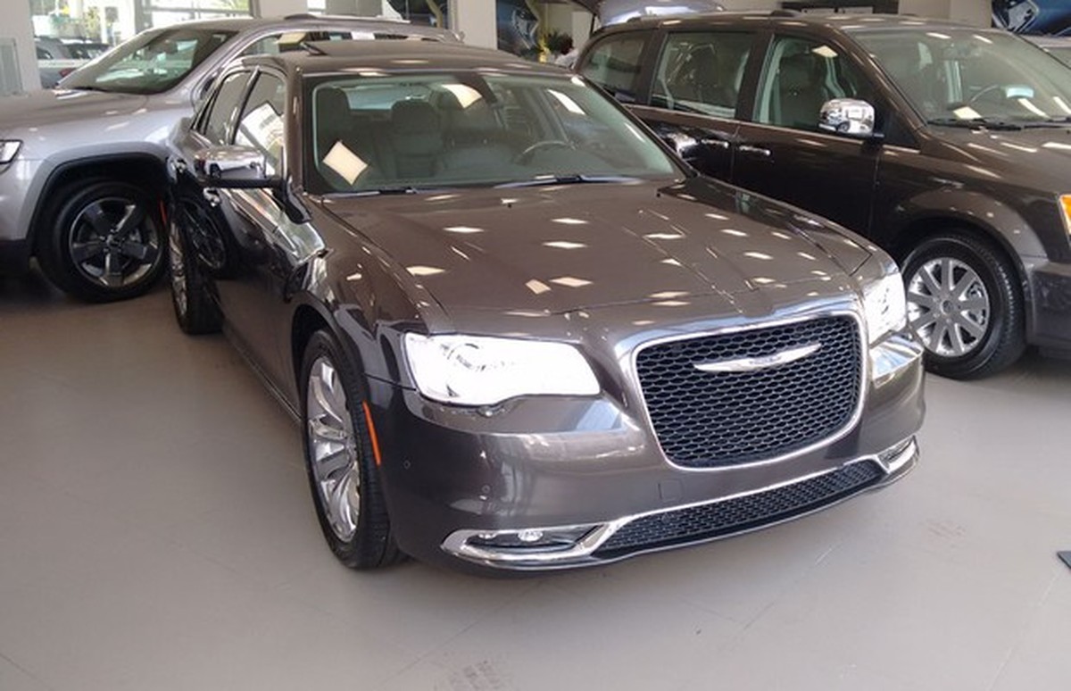 Chrysler 300C reestilizado chega às concessionárias por R$ 204.900 ...