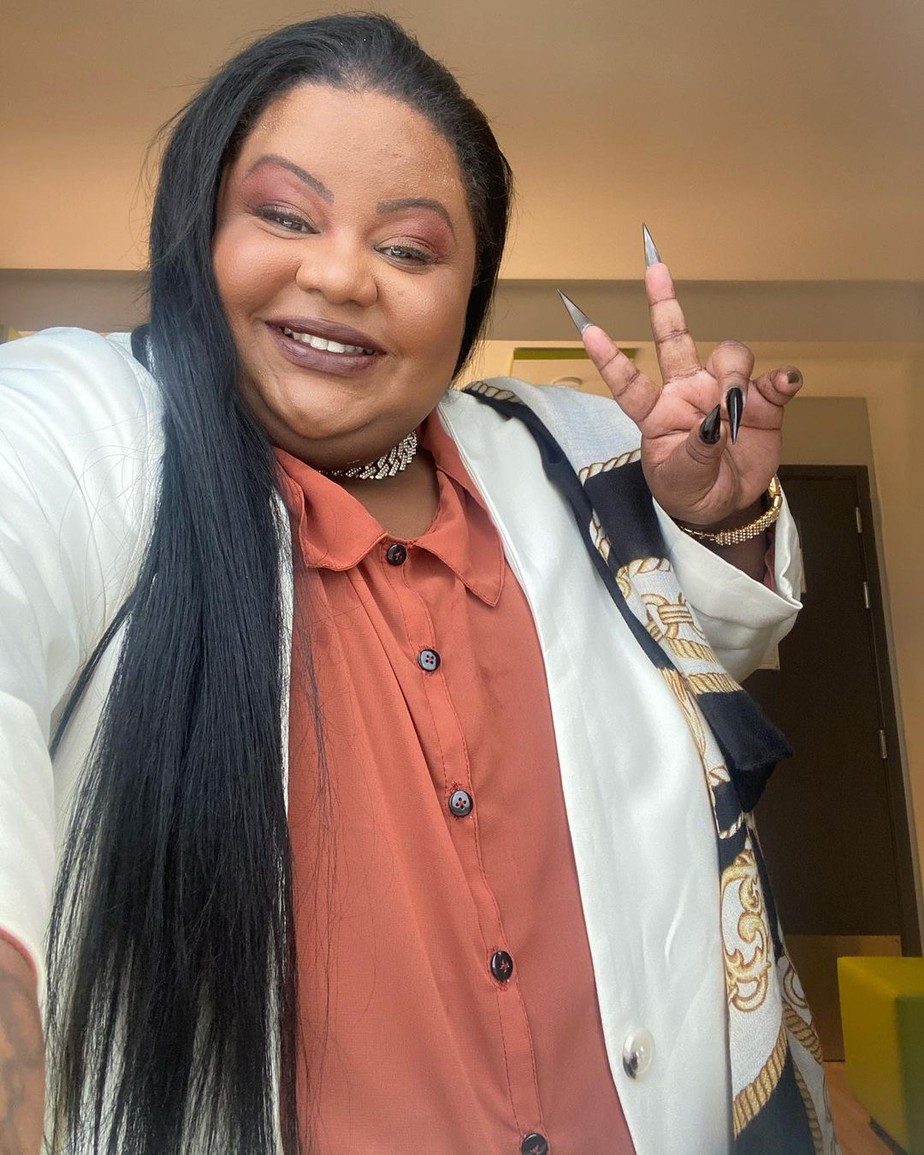 Mc Carol conta que não fez plásticas: "Não prefira ser burra e bonita ...