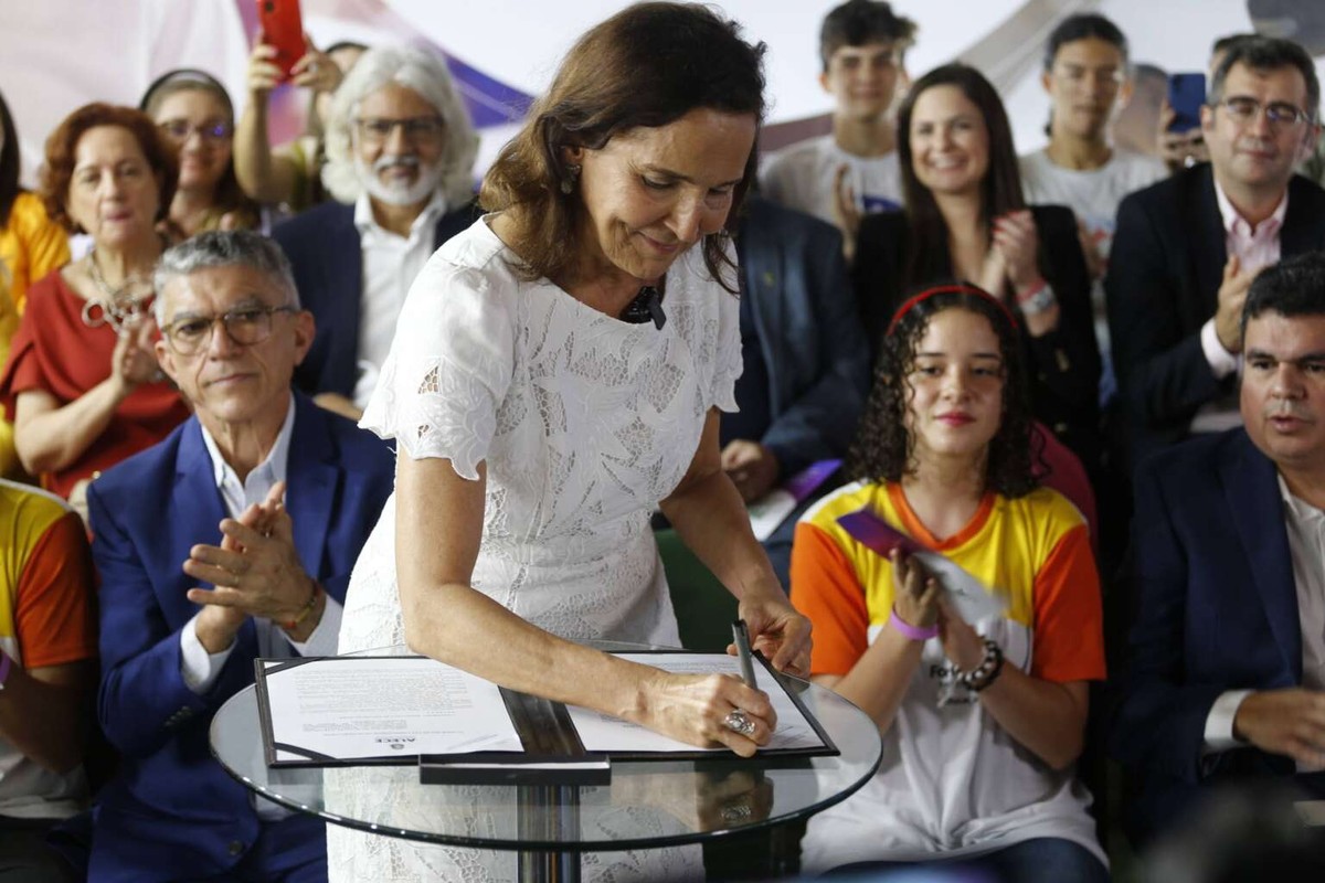 Izolda sanciona lei para apoiar universalização do ensino em tempo ...