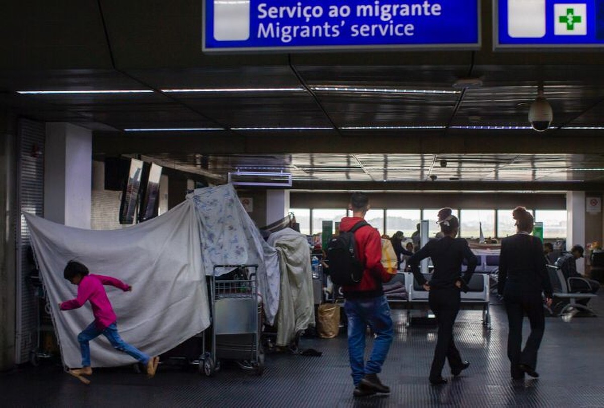 Sem ter para onde ir, afegãos moram em saguão do aeroporto de Guarulhos ...