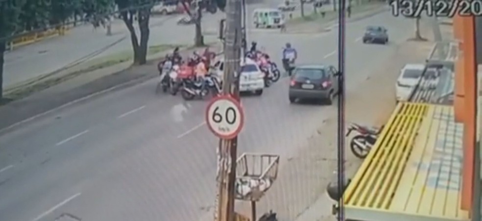 VÍDEO: motociclistas cercam carro e tentam quebrar veículo em briga de ...