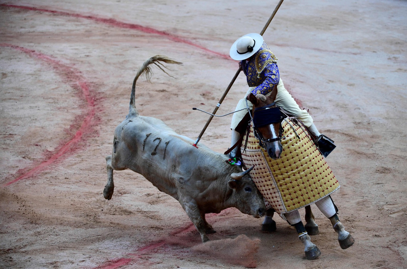 Seis pessoas ficam feridas na primeira corrida de touros do festival de ...