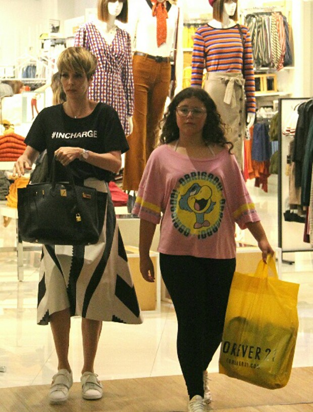 De volta ao Brasil, Ana Furtado passeia com a filha em shopping do Rio ...