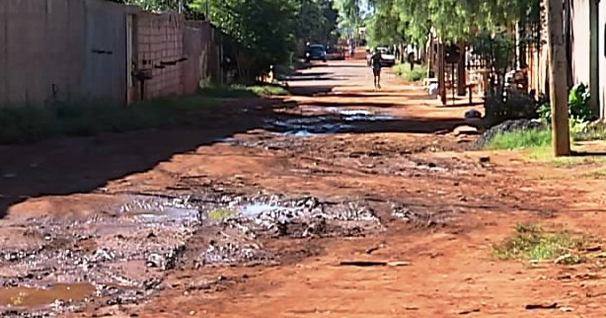 G1 - Ruas sem asfalto no Dom Almir incomodam moradores em Uberândia ...