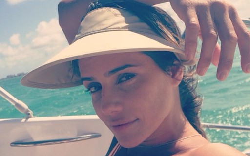 Deborah Secco relaxa em lancha e comemora - Quem | QUEM News