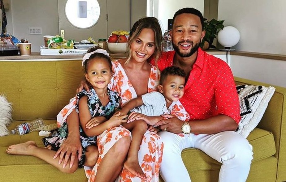 John Legend avisa de nascimento de filho no meio de show: 'dia abençoado'