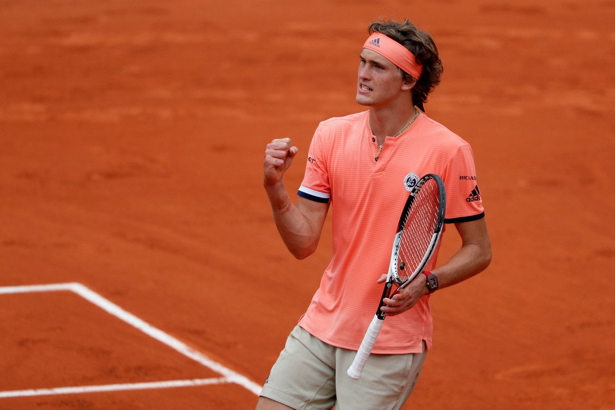Zverev sofre, mas vence Dzumhur e vai às oitavas em Roland Garros | tênis | ge