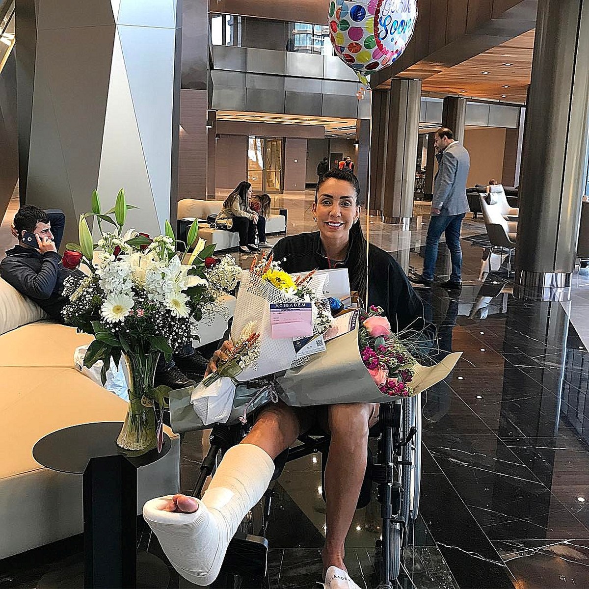 Após torção no tornozelo, Thaísa volta ao Brasil para cirurgia no ...